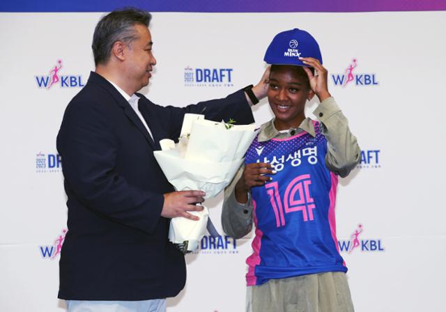 '현역 WNBA 선수' 키아라 스미스, 2022~23 WKBL 신인드래프트서 전체 1순위로 삼성생명행