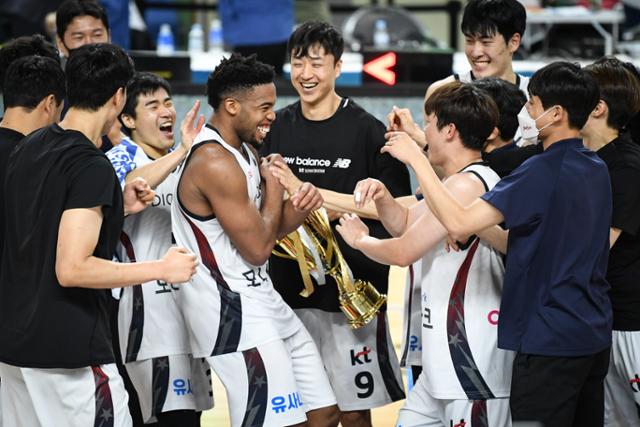 KT, KBL 컵대회 우승...MVP는 아노시케
