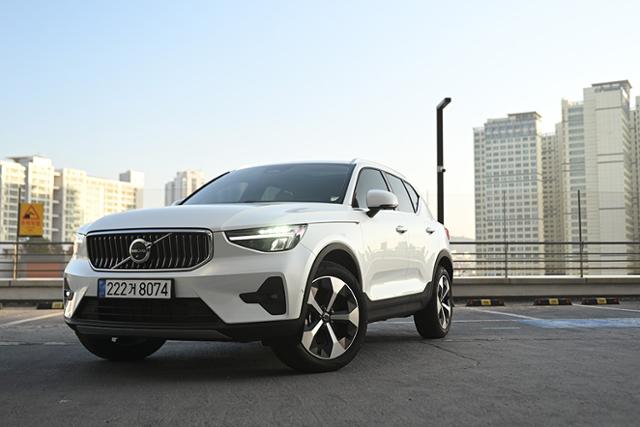 [비교 리뷰] 컴팩트 SUV, 최상의 상품성과 최고의 퍼포먼스 – 볼보 XC40 & 캐딜락 XT4 | 한국일보