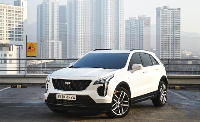 [비교 리뷰] 컴팩트 SUV, 최상의 상품성과 최고의 퍼포먼스 – 볼보 XC40 & 캐딜락 XT4 | 한국일보