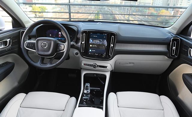 [비교 리뷰] 컴팩트 SUV, 최상의 상품성과 최고의 퍼포먼스 – 볼보 XC40 & 캐딜락 XT4 | 한국일보