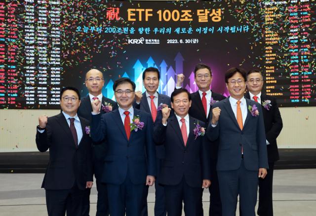 ETF '100조 시대' 열었다… "국민 17명 중 1명 투자" | 한국일보