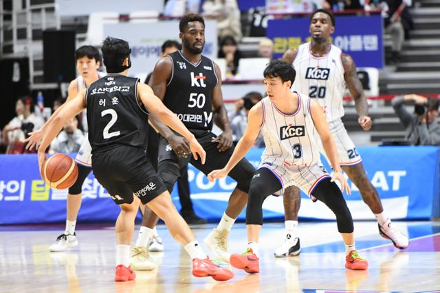형제 맞대결 또 이긴 동생 허훈... KT, KCC에 또 승리