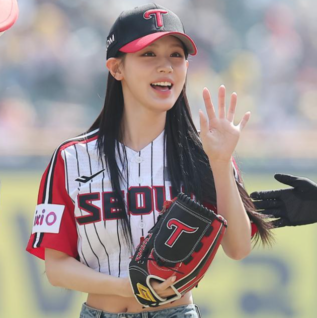 랜디 신혜, 확신의 LG팬 미연까지… 시구 나선 스타들 [포토] | 한국일보