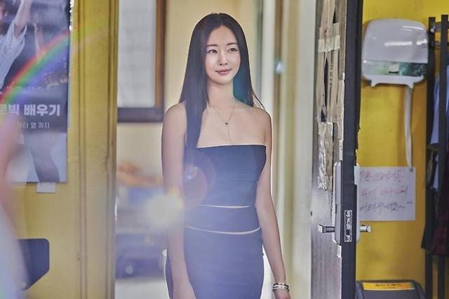 '47세' 김사랑, 'SNL' 파격 노출·코믹 연기 "미스코리아 미모 대단" | 한국일보