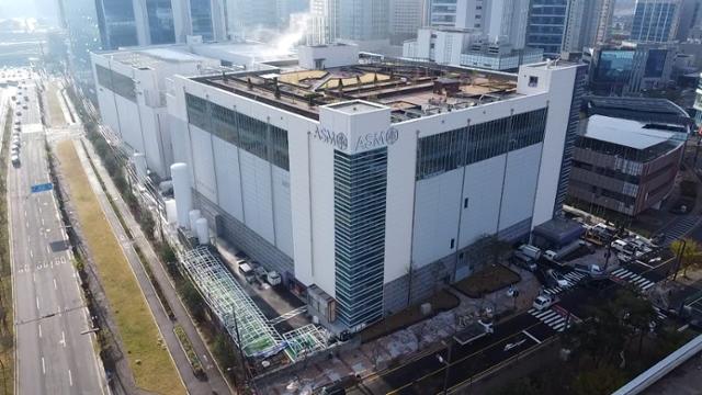 “까다로운 공장 기한 내 준공 처음”…세계적 반도체 장비기업 ASM, 국내 중견 건설사에 “감사” | 한국일보