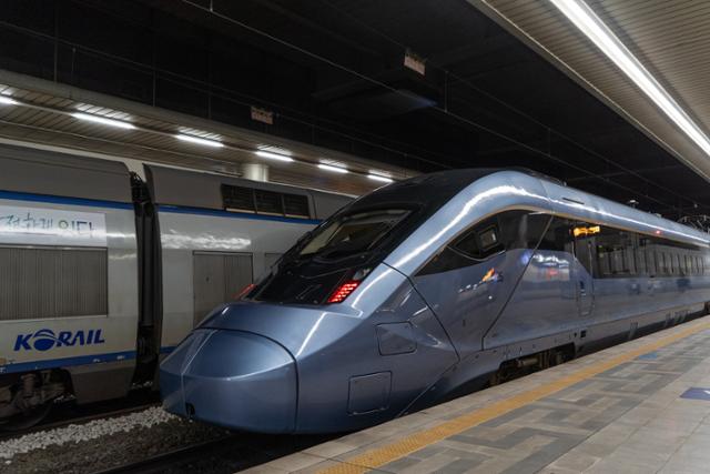 [현장]①시속 255km에도 편안 ②3종 충전구…2세대 KTX-이음 타보니 | 한국일보