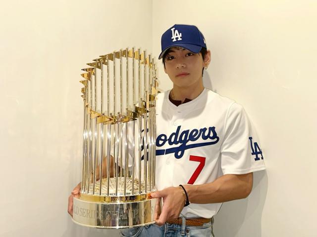 BTS 뷔, 미국 메이저리그 시구 성공적… 티켓 판매량 급증 | 한국일보