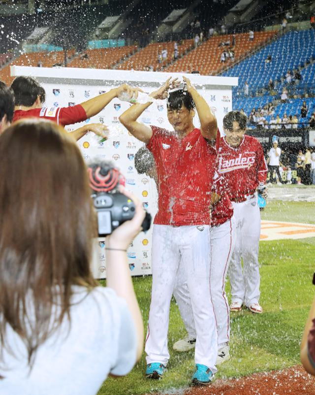 '2000K 달성' 김광현 "2000번째 잡는 순간 첫 삼진 떠올라 '울컥'... 죽을 때까지 기억에 남을 듯" | 한국일보