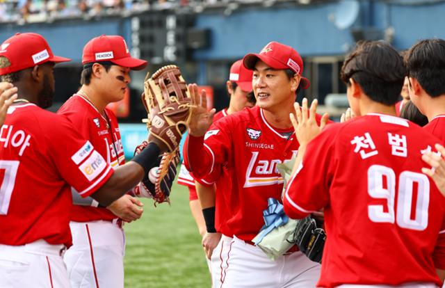 SSG 김광현, 역대 최소 경기-최소 이닝 2,000탈삼진 신기록 | 한국일보